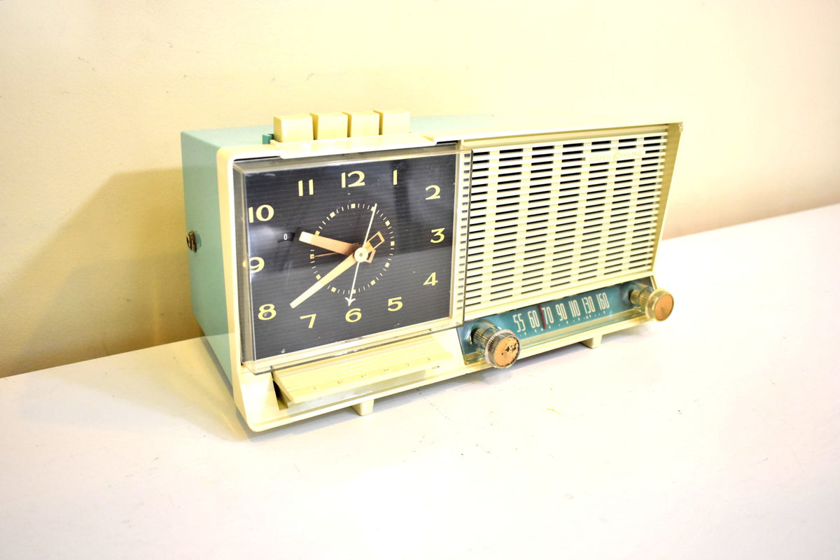 Turquoise and White 1960 General Electric Model C-4518 AM Vintage Radi ...
