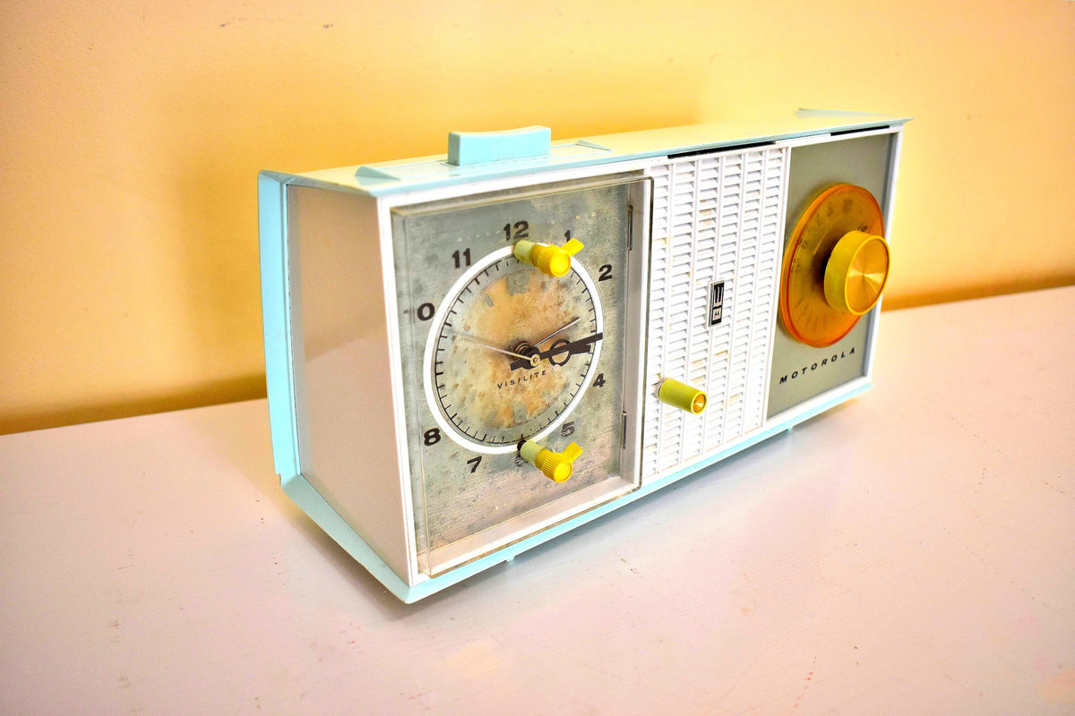 Chalfonte Blue 1963 Motorola Model C35B Vacuum Tube AM Clock Radio Sou ...