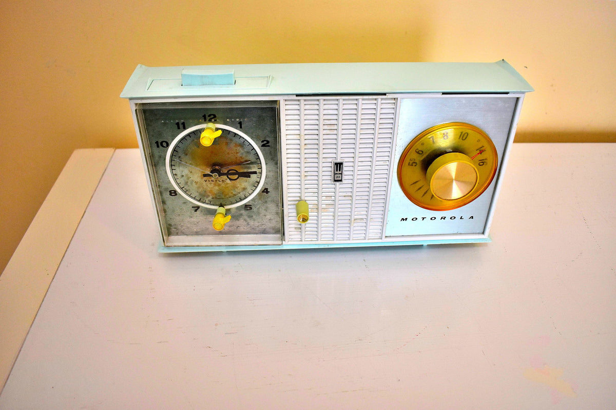 Chalfonte Blue 1963 Motorola Model C35B Vacuum Tube AM Clock Radio Sou ...