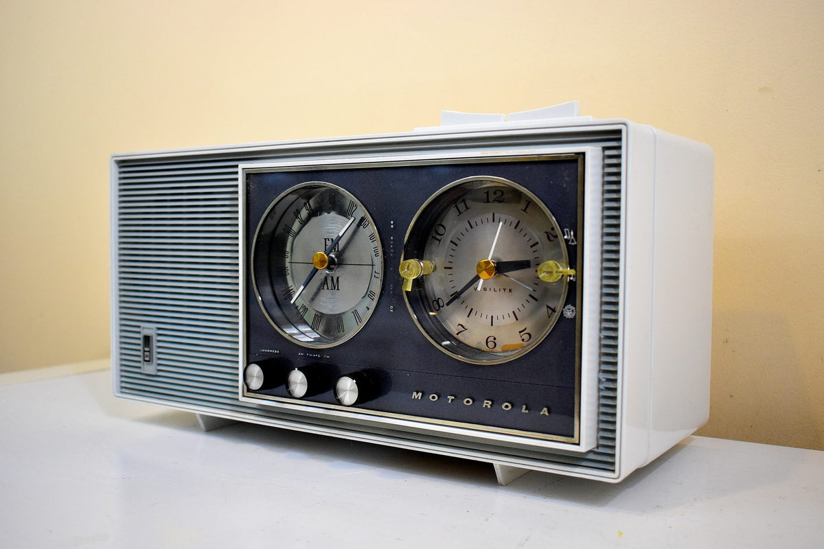 Tacoma Gray White 1963 Motorola Model BC3B Vacuum Tube AM/FM Clock Rad ...