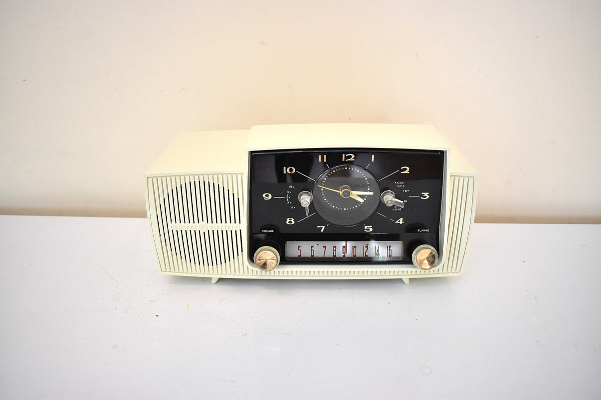 Alpine White Mid Century 1959 General Electric Model 913D Vacuum Tube ...