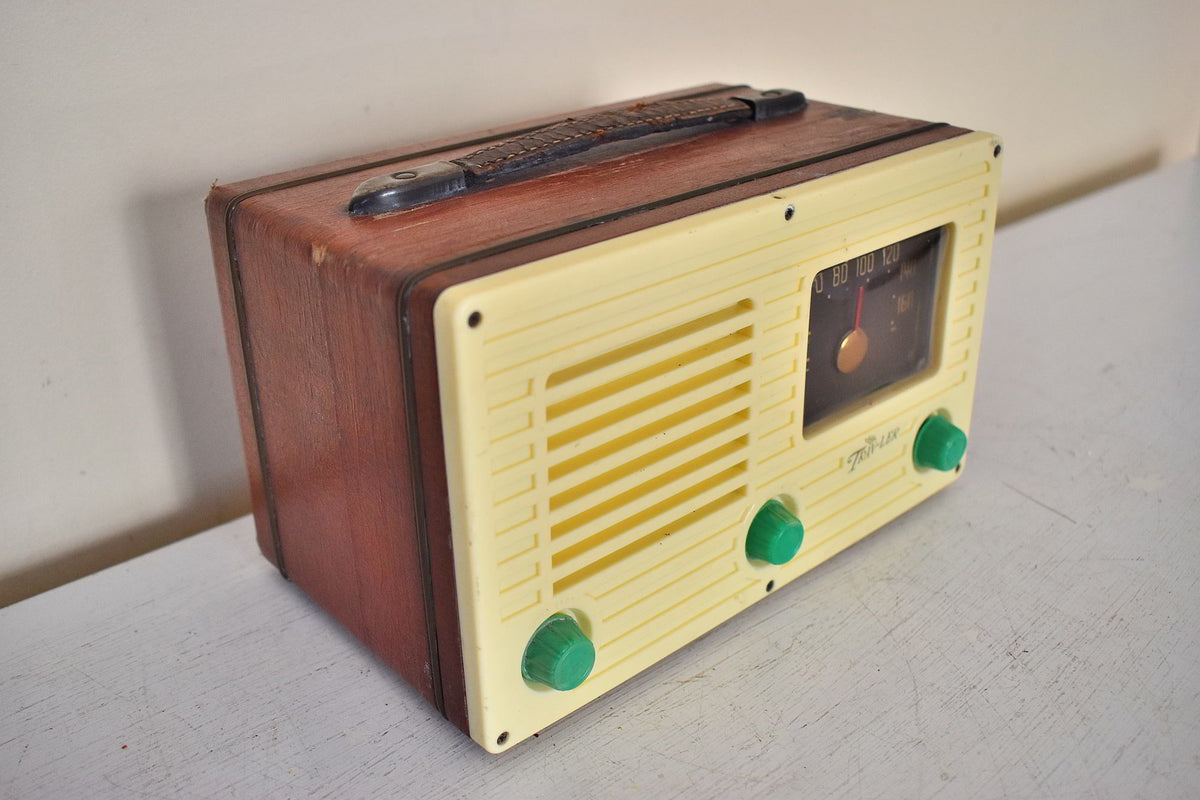 Clay Red Leatherette with Green 1950 Travler Karenola Model 5022 AM Po ...