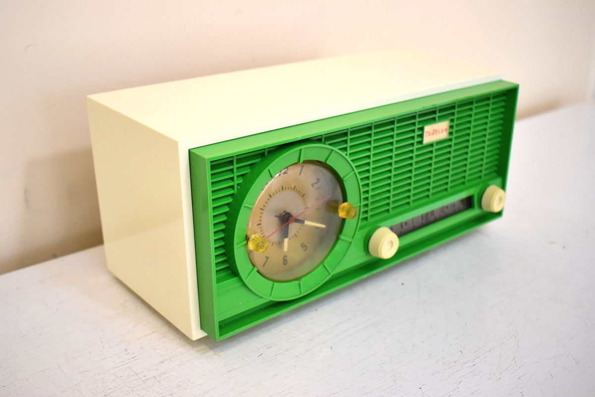 Verde Mantis 1957 Travler Model 56C221 AM Vacuum Tube Alarm Clock Radi ...