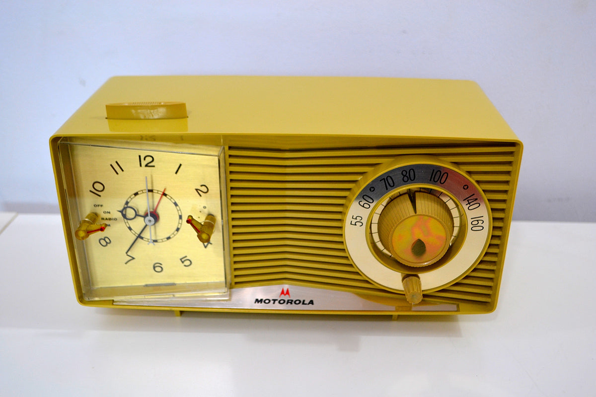 Goldenrod Yellow 1963 Motorola Model C3CS Tube AM Clock Radio Near Mint ...