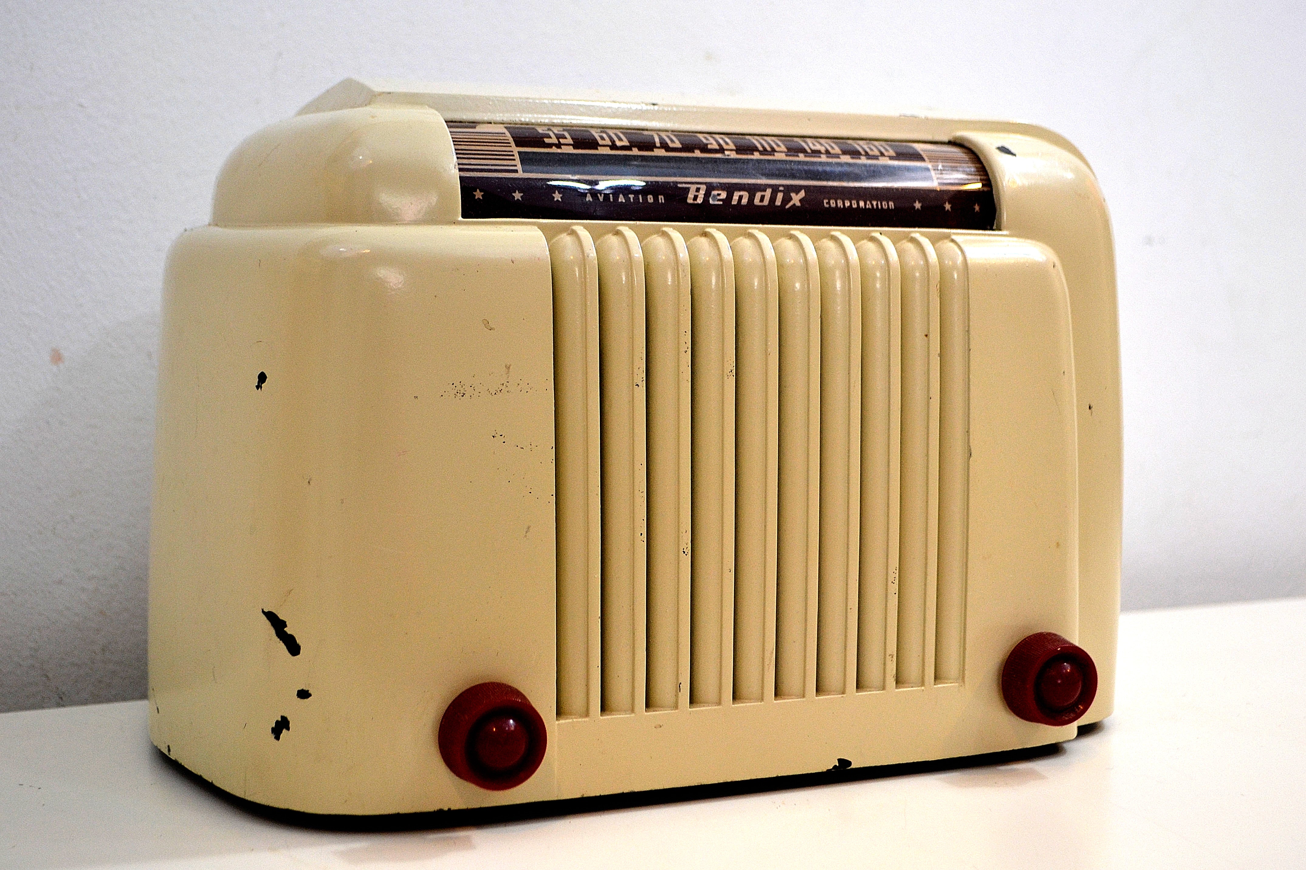 Ivory Art Deco Industrial Age 1949 Bendix Model 526 Bakelite AM Vacuum ...