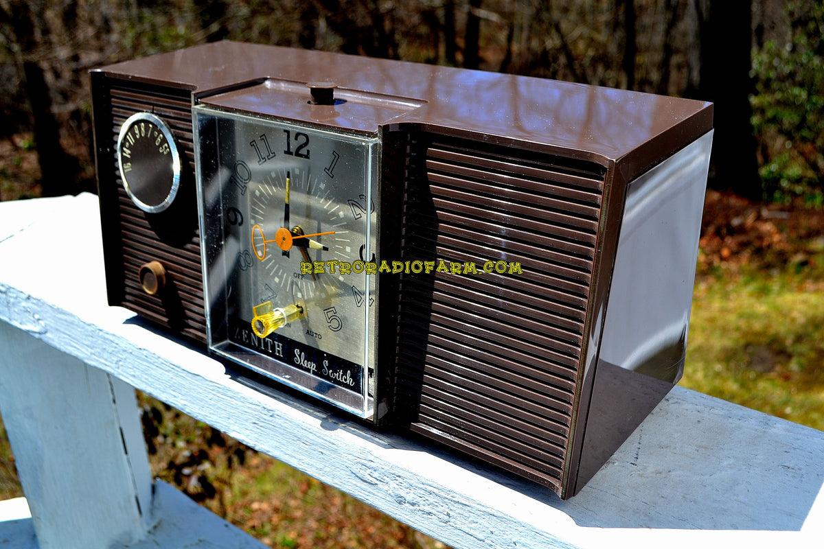 Walnut Brown 1964 Zenith Model L513C Tube AM Clock Radio Works Great ...