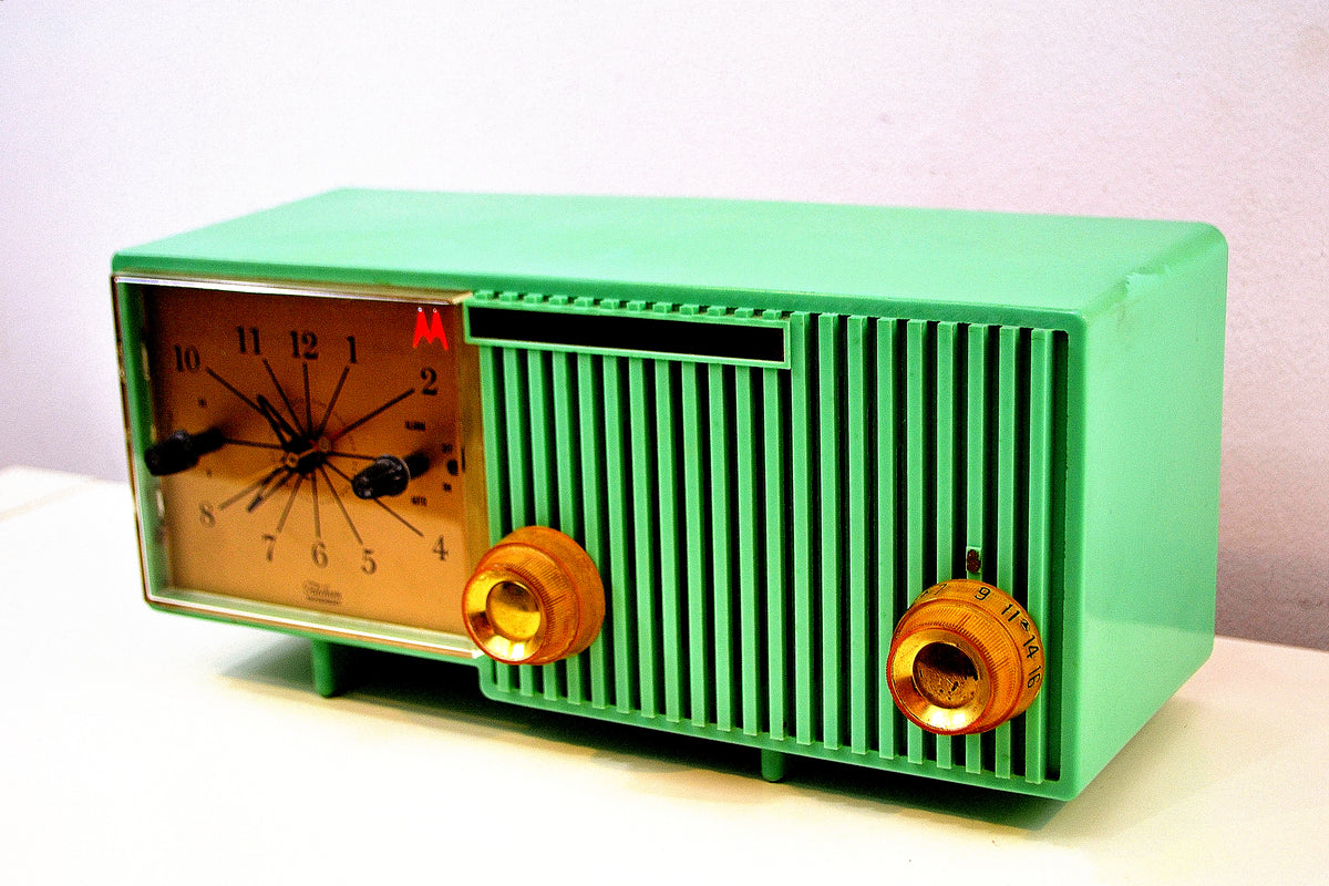 Beautiful Green Retro Jetsons 1956 Motorola 56CS4A Tube AM Clock Radio ...