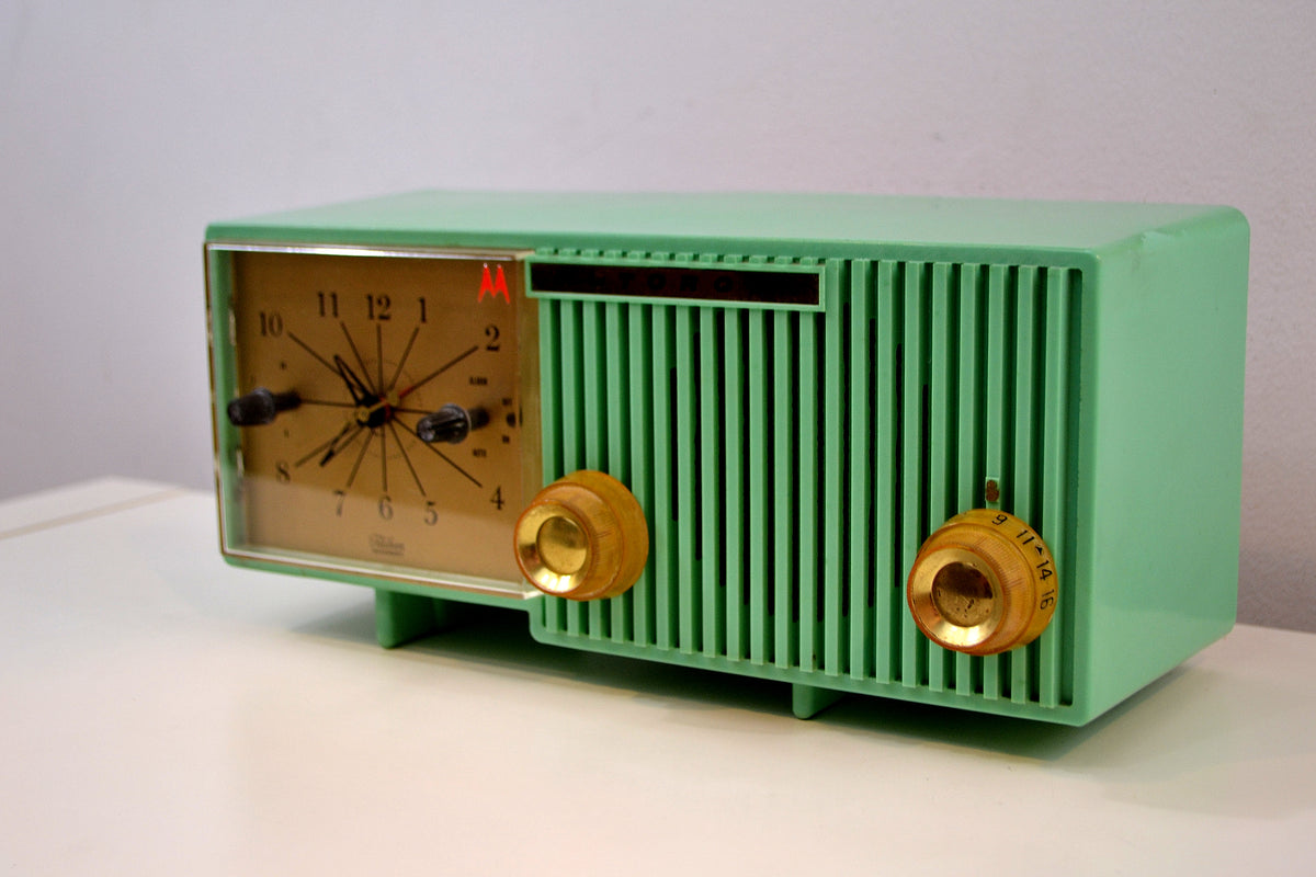 Beautiful Green Retro Jetsons 1956 Motorola 56CS4A Tube AM Clock Radio ...