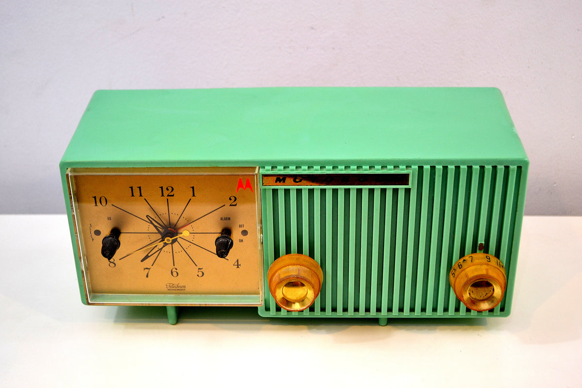 Beautiful Green Retro Jetsons 1956 Motorola 56CS4A Tube AM Clock Radio ...