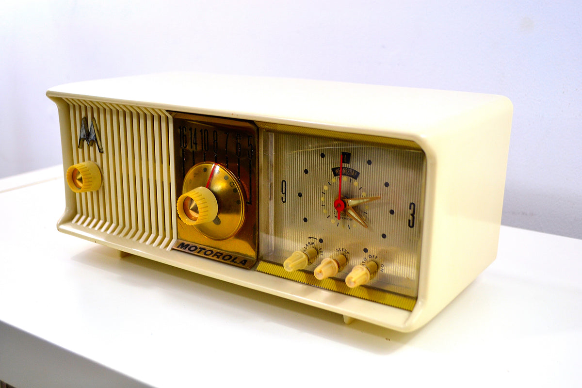 Alabaster Ivory 1957 Motorola 57CC Tube AM Clock Radio Excellent ...