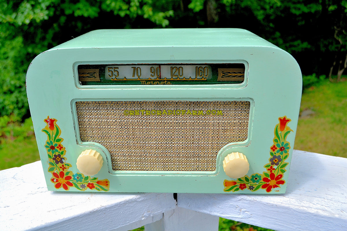 SOLD! - Sept 1, 2017 - COUNTRY COTTAGE Green 1940 Motorola 55x15 Tube ...