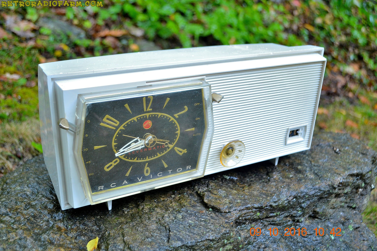 SOLD! - Sept 20, 2017 - PAPER WHITE Mid Century Retro RCA Victor C-4E ...