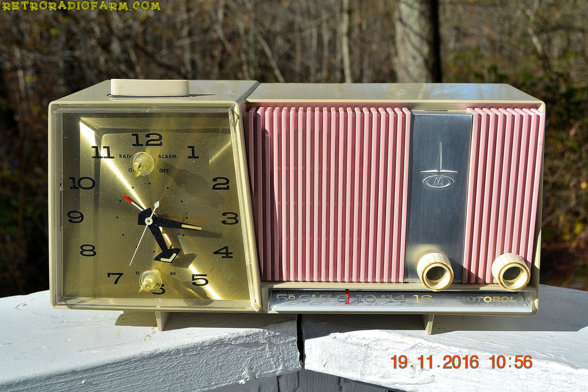 SOLD!- Dec 15, 2016 - DAISY PINK and Beige Motorola C18 Clock Radio ...