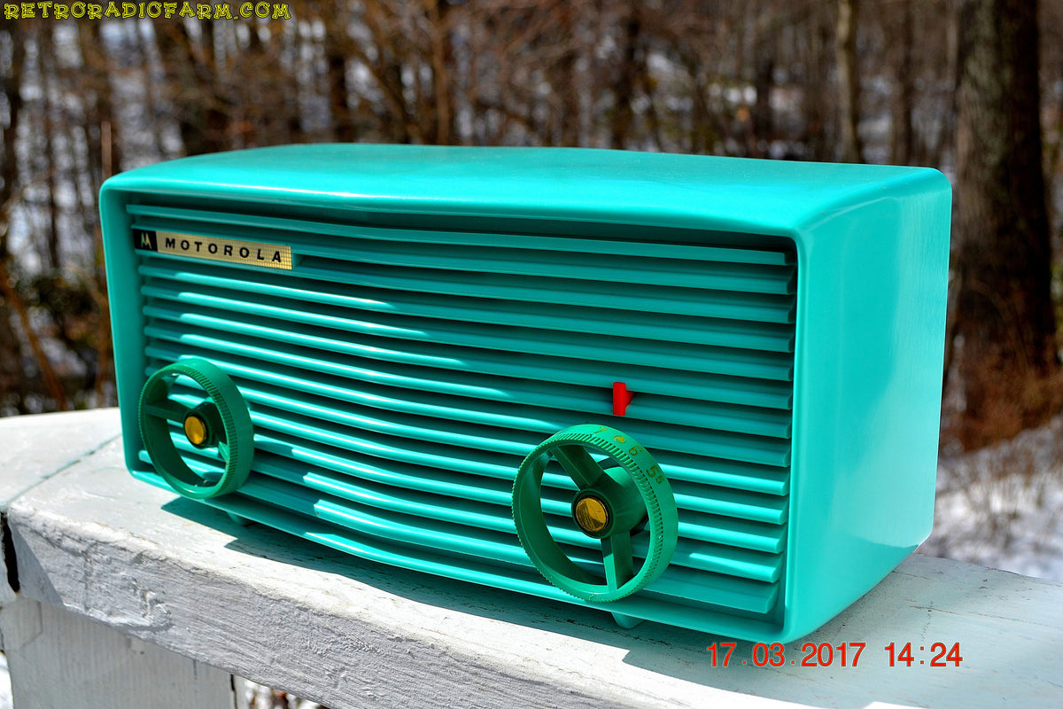 BEAUTIFUL NOS TURQUOISE Retro Jetsons 1957 Motorola 57R Tube AM Radio ...