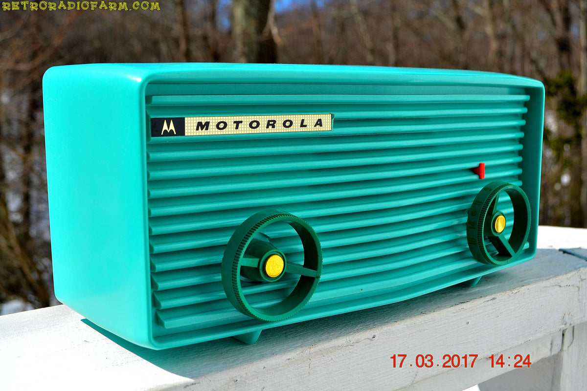 BEAUTIFUL NOS TURQUOISE Retro Jetsons 1957 Motorola 57R Tube AM Radio ...