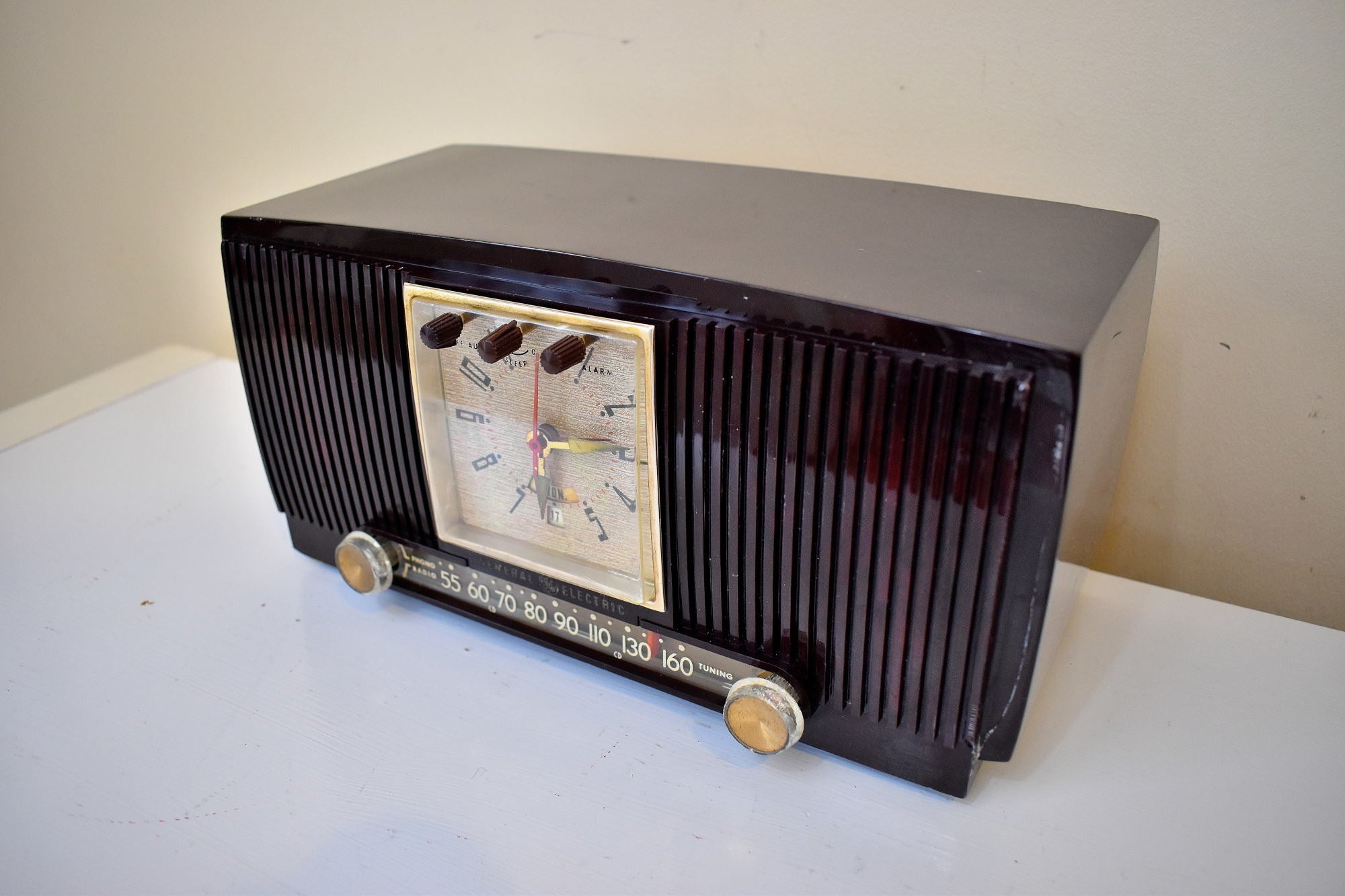Marble Swirl Burgundy Brown 1954 General Electric Model 577 AM Vacuum ...