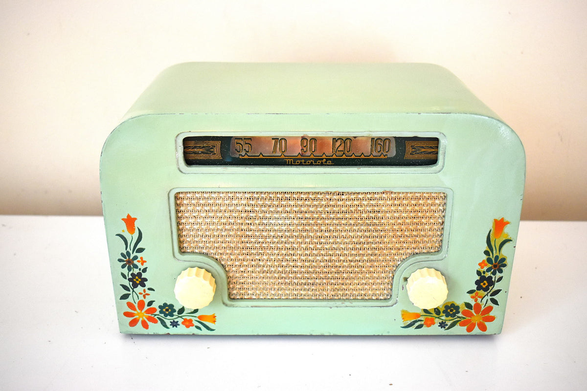 Country Cottage Pastel Green 1940 Motorola 55x15 Vacuum Tube AM Radio ...