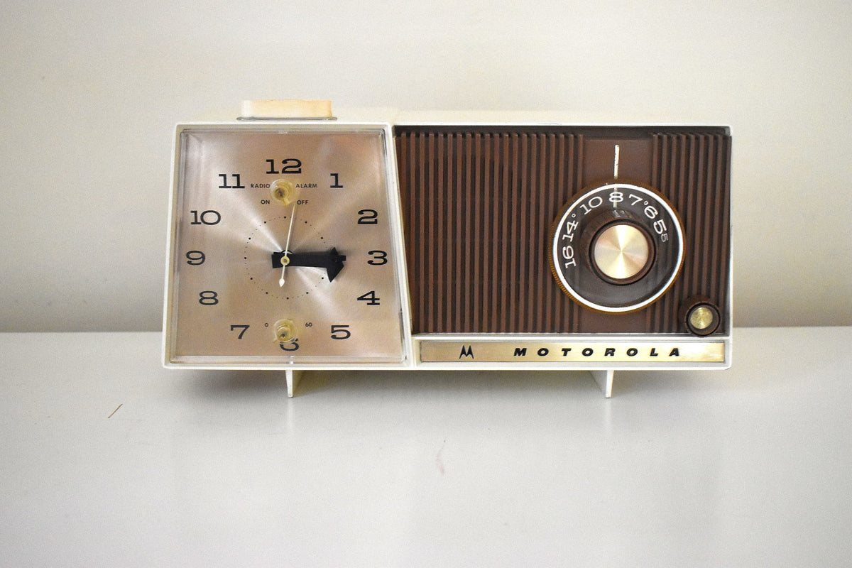 Tan and Ivory Motorola C18W23 Clock Radio 1963 Vacuum Tube AM Clock Ra ...