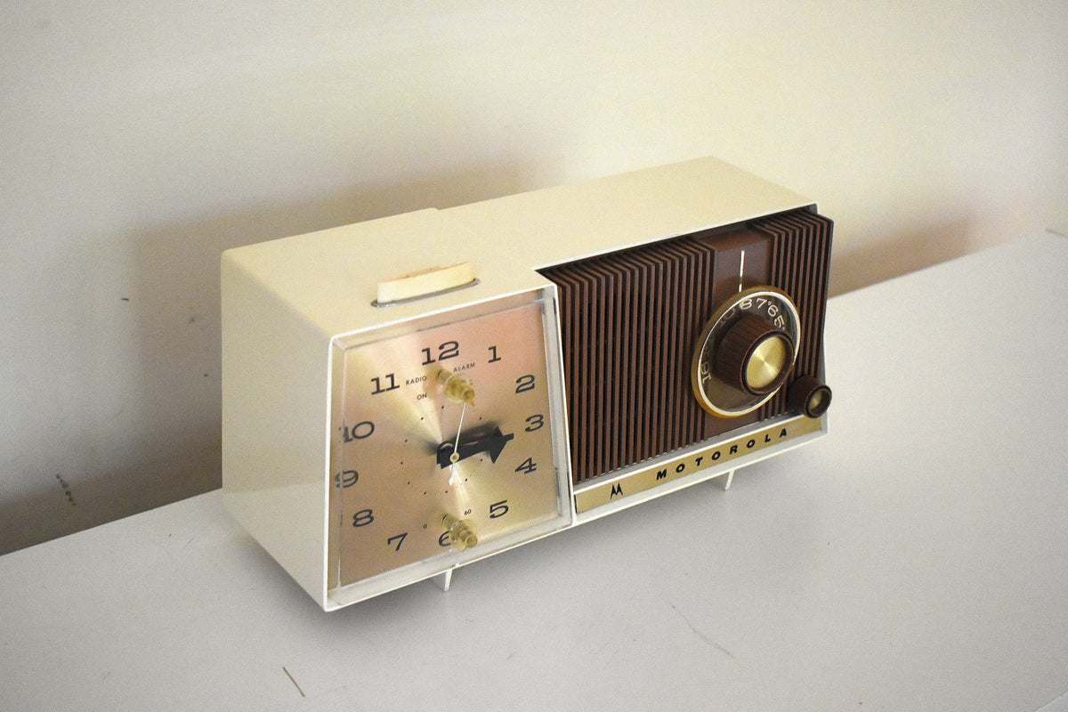 Tan and Ivory Motorola C18W23 Clock Radio 1963 Vacuum Tube AM Clock Ra ...