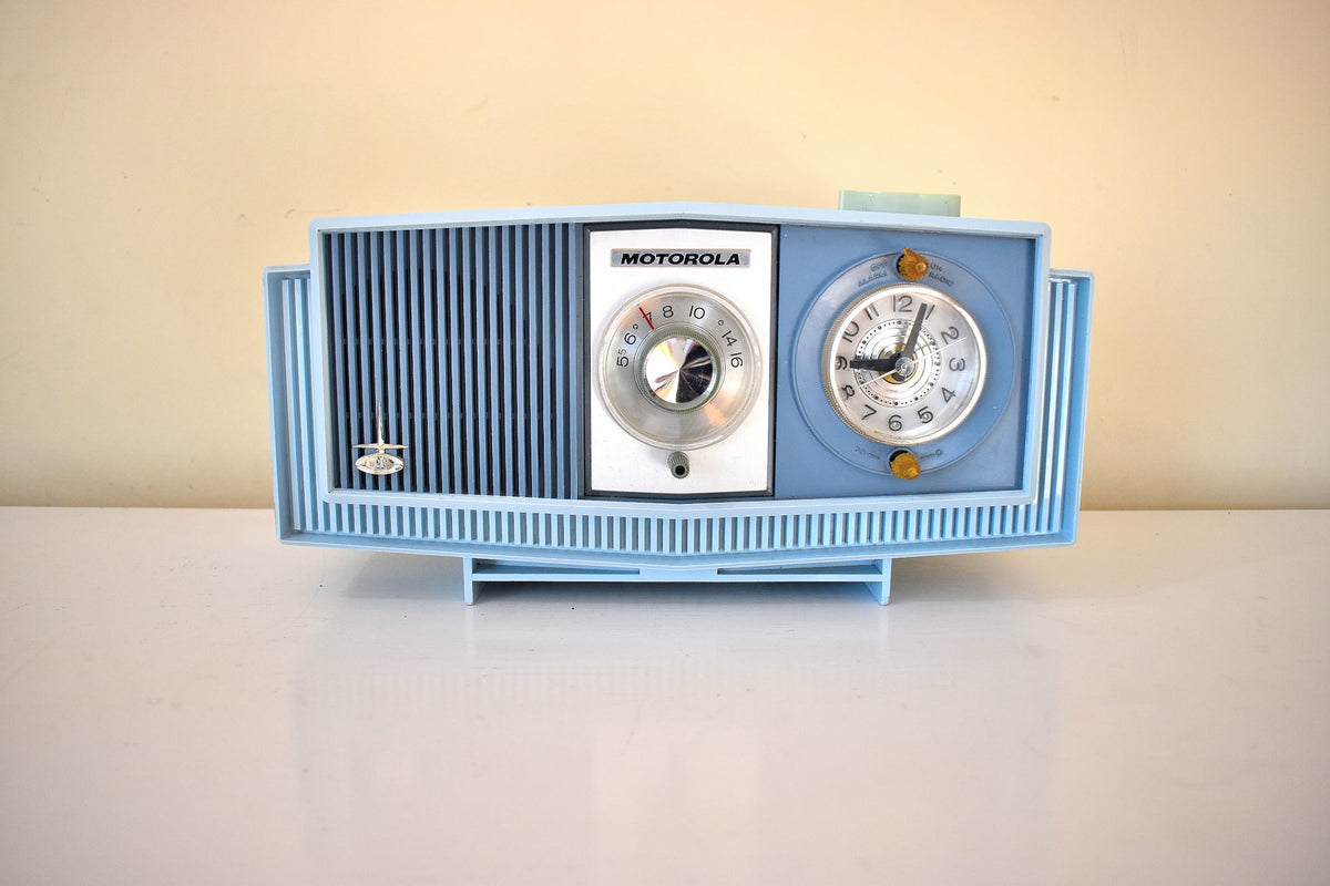 Tuxedo Blue 1963 Motorola Model C4B2 AM Vacuum Tube Clock Radio Neon L ...